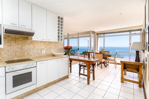 Apartamento Premier, 1 cama queen-size, vista para o oceano | Cozinha privada | Um frigorífico, um micro-ondas, um forno, uma placa de cozinha 