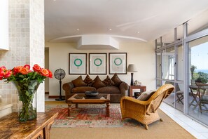Apartamento Premier, 1 cama queen-size, vista para o oceano | Sala de estar | TV de ecrã plano 