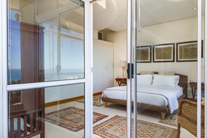 Apartamento Premier, 1 cama queen-size, vista para o oceano | 1 quarto, secretária, ferro/tábua de engomar, berço de viagem 