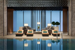 Piscina interior, da(s) 6:00 à(s) 22:00, guarda-sóis, espreguiçadeiras 