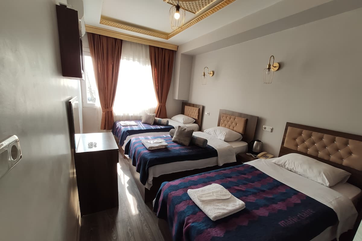 Quarto Triplo Deluxe | Minibar, com decoração personalizada, secretária, quartos insonorizados