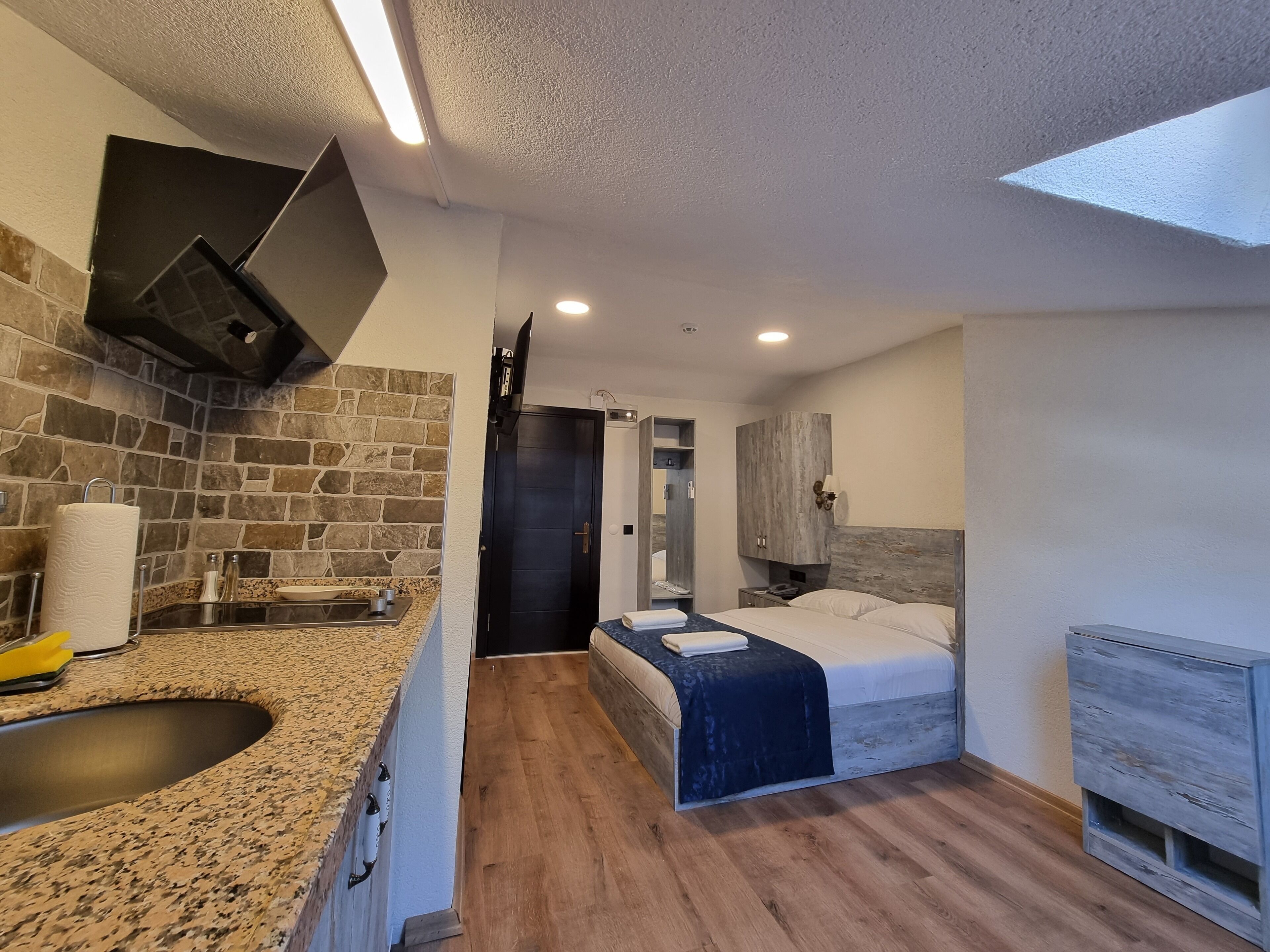 Loft econômico | Cofres nos quartos, escrivaninha, cortinas blackout