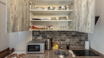 Suíte júnior, 1 quarto | Cozinha privada | Geladeira, micro-ondas, cooktop, cafeteira/chaleira