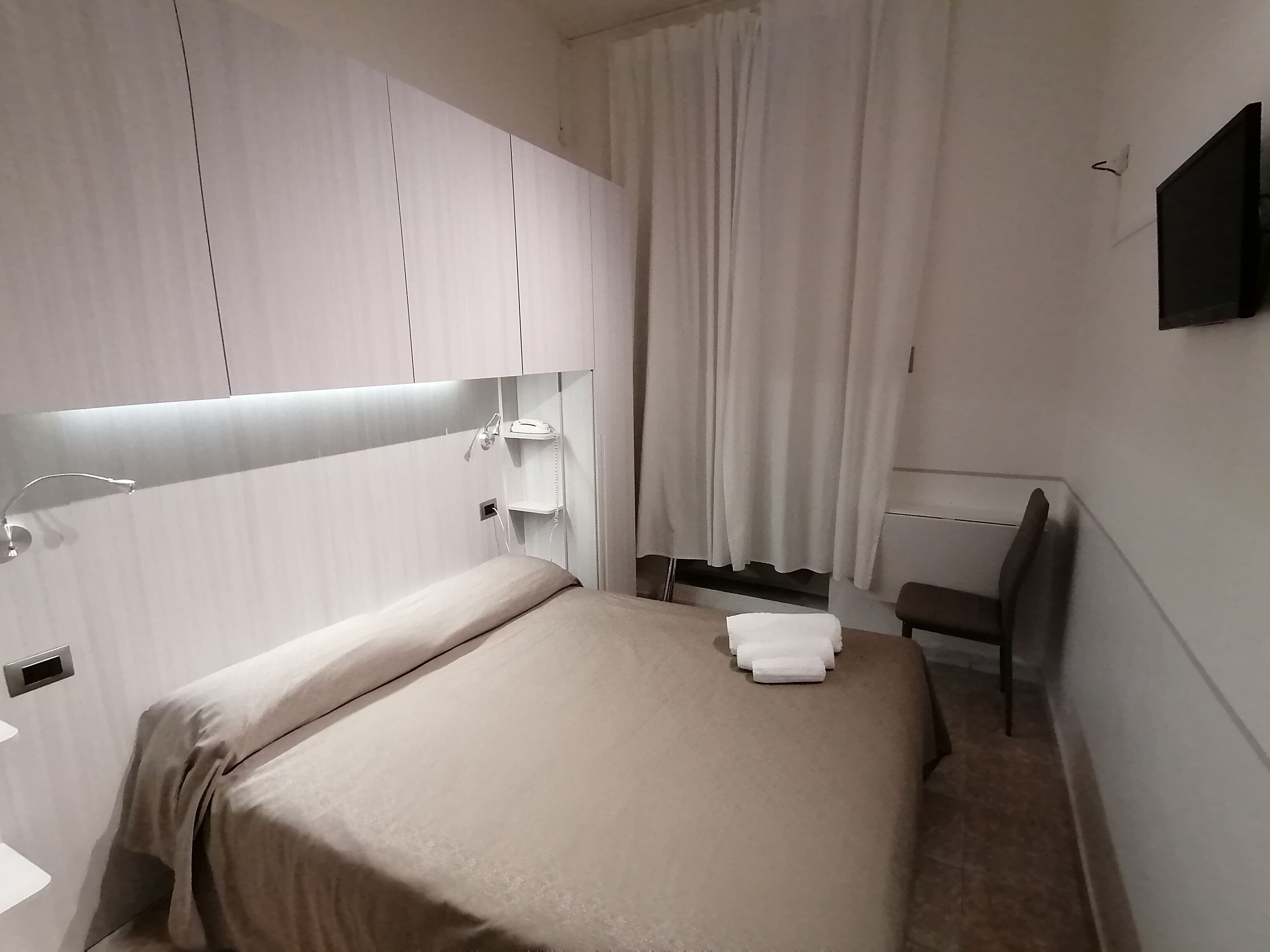 Quarto Duplo Standard | Secretária, Wi-fi grátis, roupa de cama fornecida 