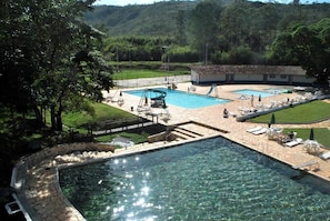 Piscina interior, 5 piscinas exteriores, guarda-sóis, espreguiçadeiras 