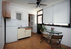 Apartamento Cidade, vista para o pátio | Refeições no quarto