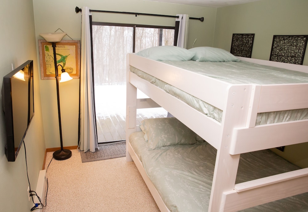 Charming Hidden Valley Retreat With New Kitchen, Wood Stove, Sauna & Jacuzzi - Laurel Ridge State Park, Stahlstown