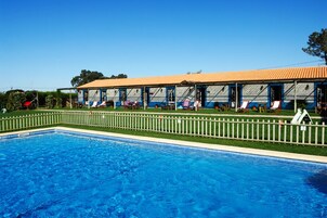 Piscina exterior, espreguiçadeiras