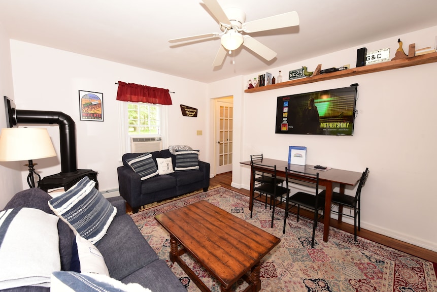 "The Villager" In Downtown N. Conway W/ Firepit & Outdoor Pizza Oven & Yard - North Conway, NH