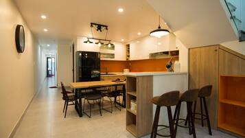 Um frigorífico no espaço comum, um micro-ondas no espaço comum