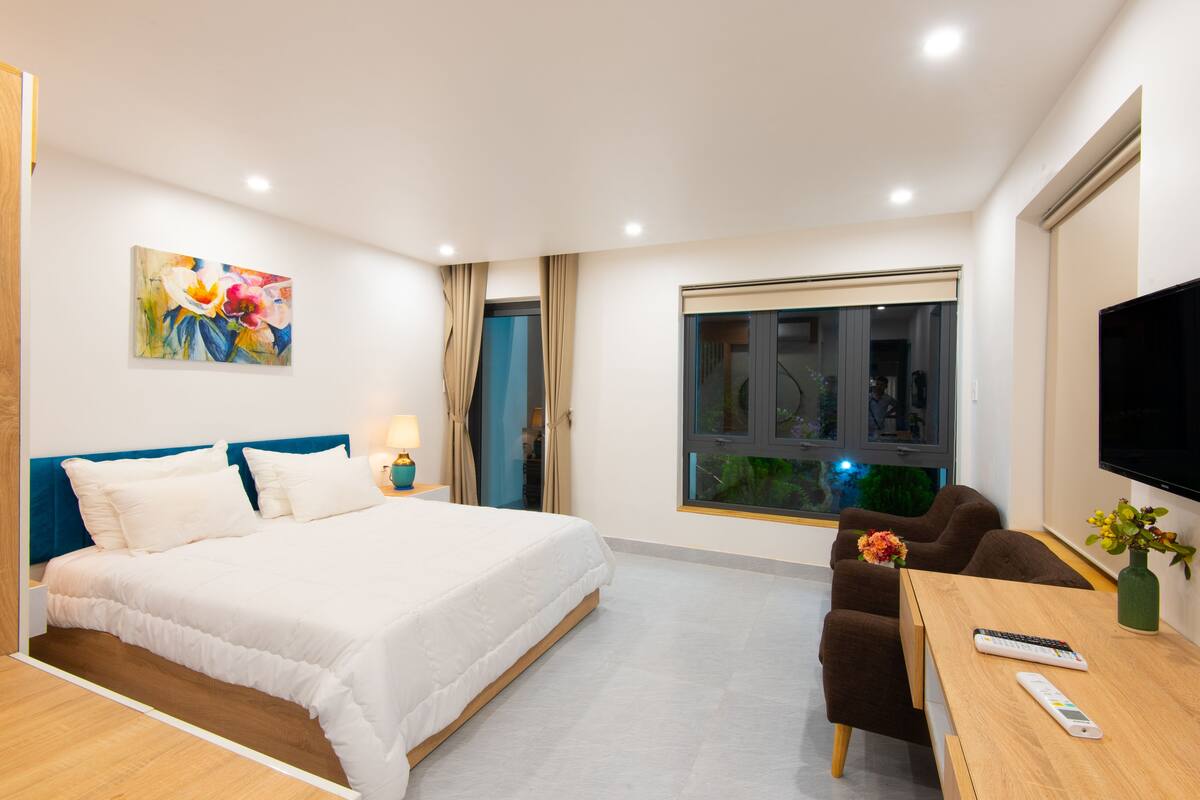 Quarto Deluxe, varanda, vista para o jardim | Roupa de alta qualidade, edredões de penas, minibar, cofre no quarto