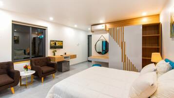 Quarto Deluxe, varanda, vista para o jardim | Roupa de alta qualidade, edredões de penas, minibar, cofre no quarto