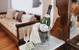 Um micro-ondas (a pedido), uma cafeteira/bule, Produtos de limpeza