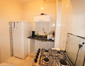 Apartamento, vista para o oceano (908) | Cozinha privada | Um frigorífico, um micro-ondas, uma placa de cozinha 