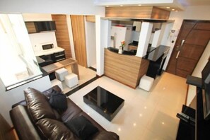 Apartamento, vista parcial para o mar (601) | Sala | Televisor LED 