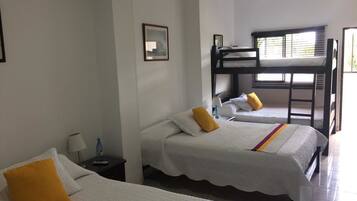 Quarto, vĂĄrias camas, varanda | Ferro/tĂĄbua de engomar, Wi-fi grĂĄtis