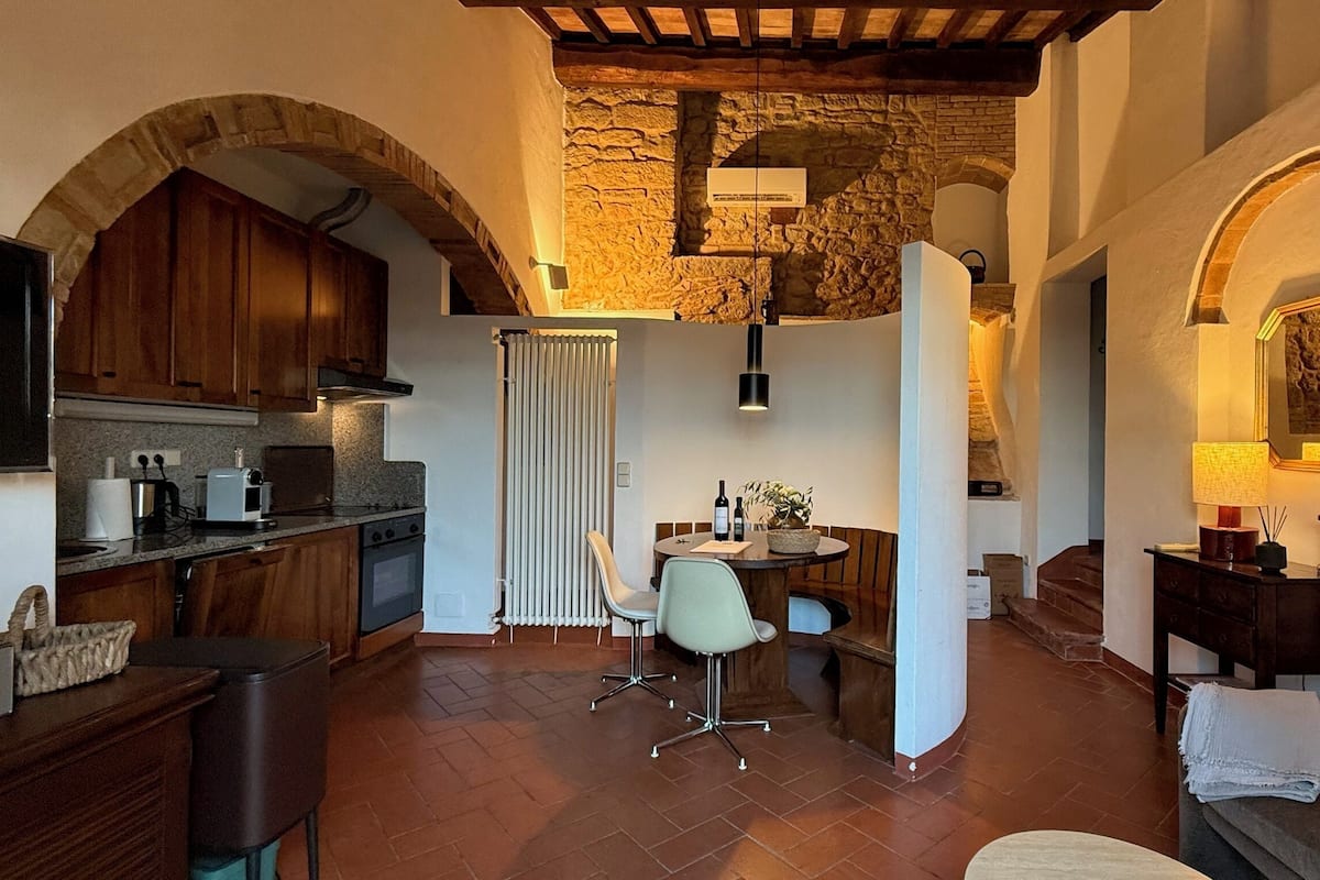 Uma sala de estar ampla com cozinha, mesa de jantar e um espaço de estar aconchegante.