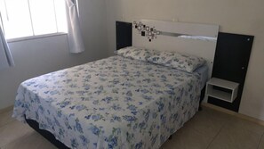 Apartamento superior | Cortinas blackout, ferros/tábuas de passar roupa, Wi-Fi de cortesia