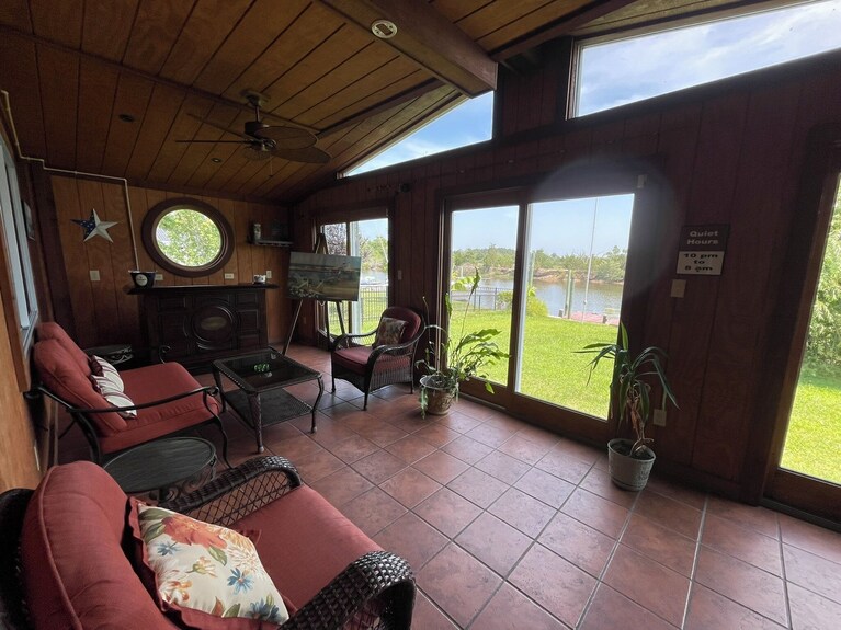 Waterfront Escape With Indoor Cedar Pool & Hot Tub-chesapeake Bay Retreat - Buckroe Beach, VA