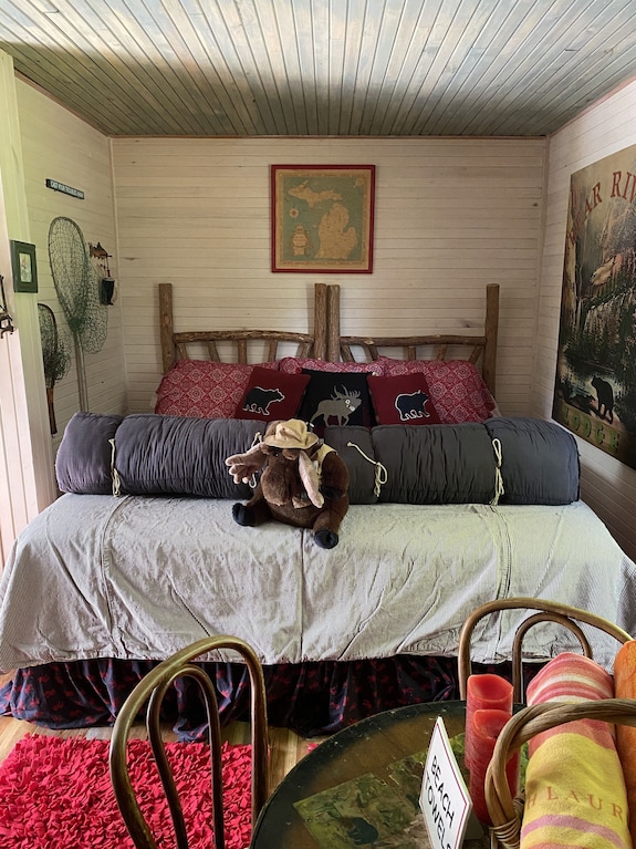 Very Private,adorable Rustic Cabin -Out House , Full Shower House Off Barn - Boyne City, MI