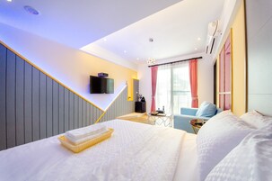 Quarto casal luxo, sacada, vista para a cidade | Escrivaninha, cortinas blackout, quartos à prova de som