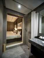 Quarto Premier | Casa de banho | Um polibã, chinelos, toalhas fornecidas 