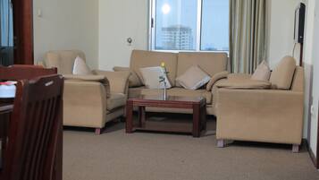 Frigobar, cofres nos quartos, escrivaninha