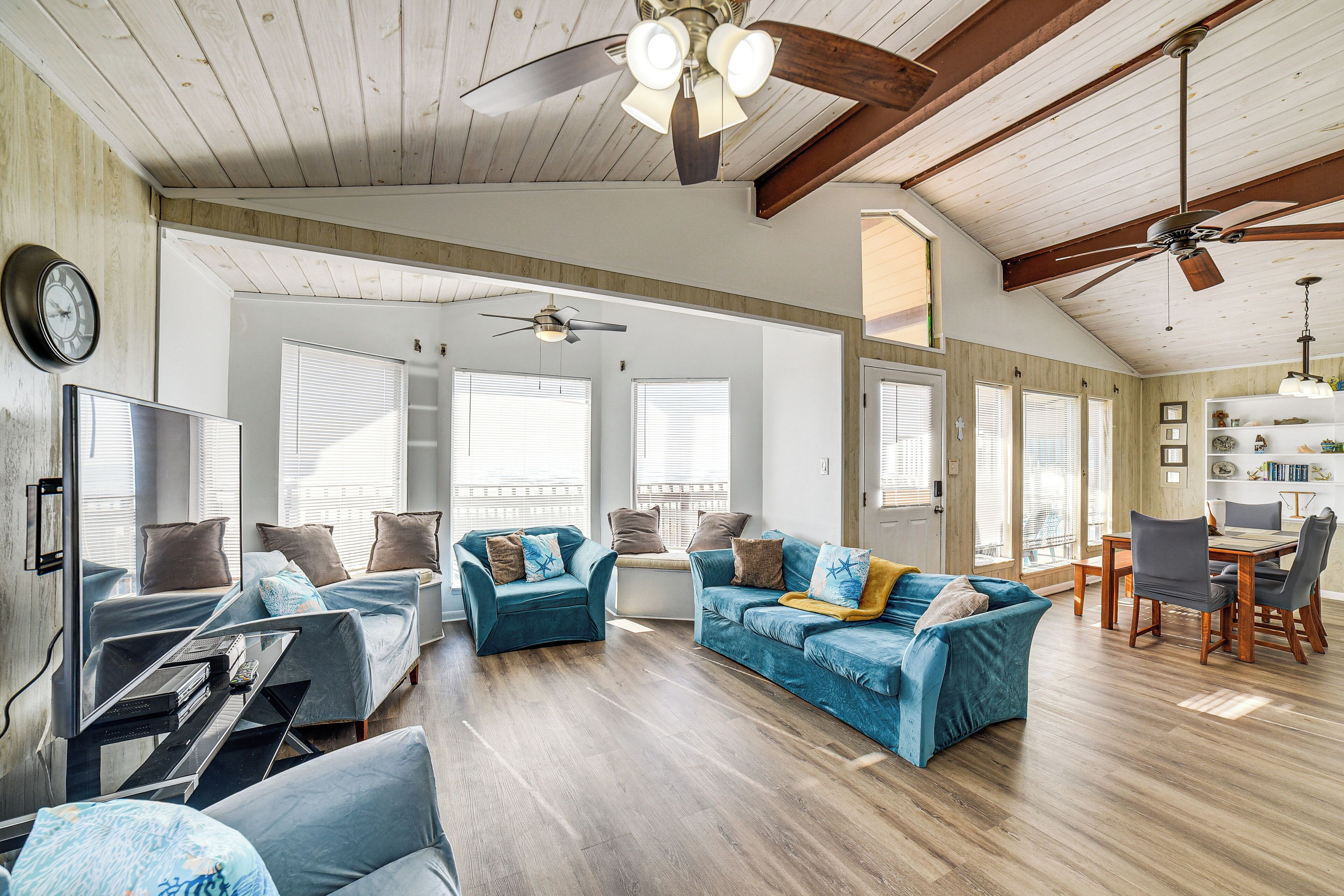Beachfront Serenity In Galveston! Group-ready Home - Galveston Island, TX