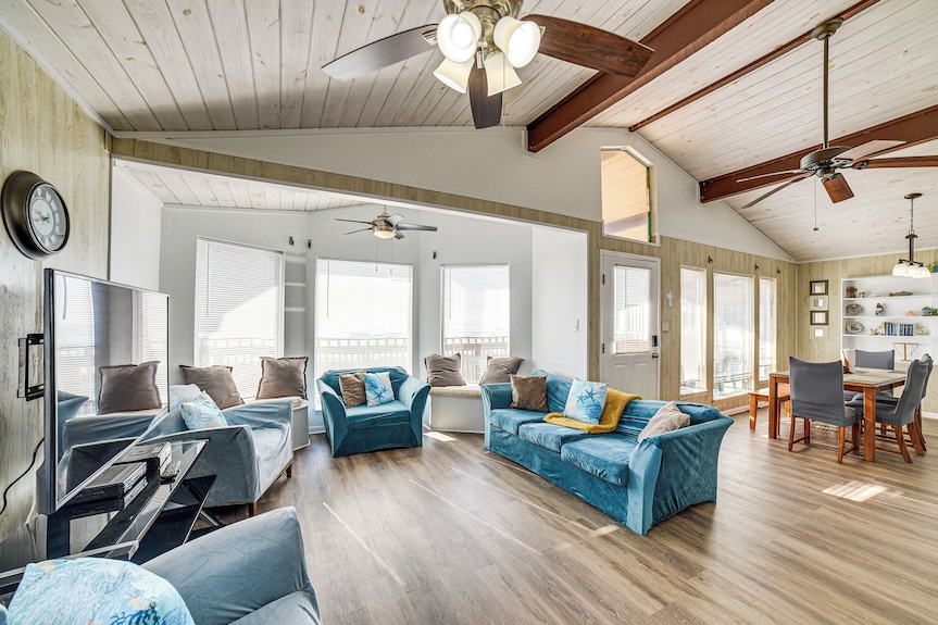 Beachfront Serenity In Galveston! Group-ready Home - Galveston Island, TX