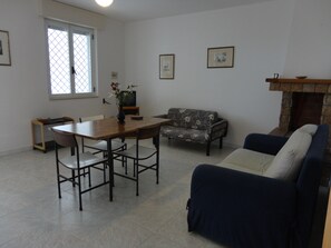 Apartamento, 2 quartos | Sala de estar | Televisor 