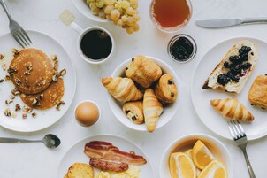 Pequeno-almoço tipo buffet diário mediante uma taxa