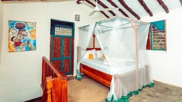 Quarto com cama de madeira, mosquiteiro, esteira tecida, escada de madeira e porta com painel decorativo.