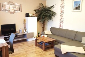 Apartamento básico, 1 quarto, para não fumantes, vista para o jardim (I) | Área de estar | TV LED, DVD player, livros, pisos aquecidos