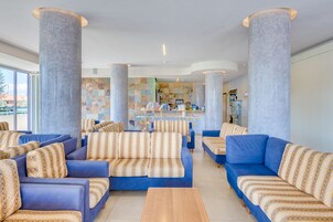 Área de estar no saguão