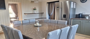 Casa de Campo de Luxo | Cozinha privada | Um frigorífico/congelador grande, um micro-ondas, um forno 