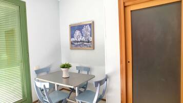 Vila, 2 quartos | Opções para refeição no quarto