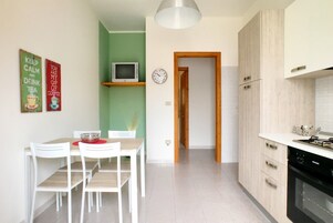 Vila, 2 quartos | Cozinha privada | Geladeira grande, fogão, cooktop, talheres/pratos/utensílios de cozinha