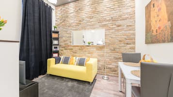 Apartamento, 2 quartos | Área de estar | TV de tela plana