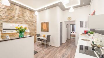 Apartamento, 2 quartos | Área de estar | TV de tela plana