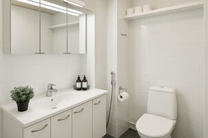 Apartamento Cidade, sauna, Vista para a cidade | Casa de banho | Um polibã, artigos de higiene pessoal grátis, um secador de cabelo 