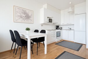 Apartamento Cidade, sauna, Vista para a cidade | Cozinha privada | Um frigorífico, um micro-ondas, um forno, uma placa de cozinha 