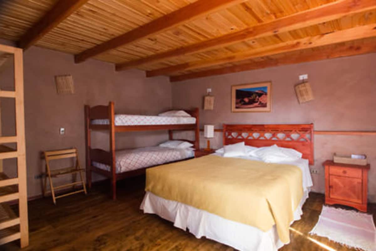 Quarto Quádruplo Comfort, várias camas, não fumadores | Wi-fi grátis, roupa de cama fornecida, acesso para cadeira de rodas