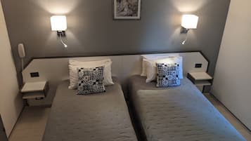 Quarto Twin Standard | Roupa de alta qualidade, secretária, quartos insonorizados