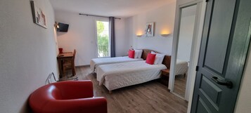 Quarto Twin Superior | Roupa de alta qualidade, secretária, quartos insonorizados 