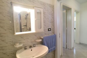 Villa, 3 quartos | Casa de banho | Um polibã, um chuveiro fixo, um bidé 