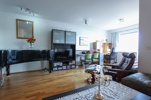Apartamento, 2 quartos (113418) | Área de estar | TV de tela plana
