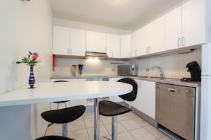 Apartamento, 2 quartos (113418) | Cozinha privada | Geladeira grande, fogão, cooktop, cafeteira/chaleira