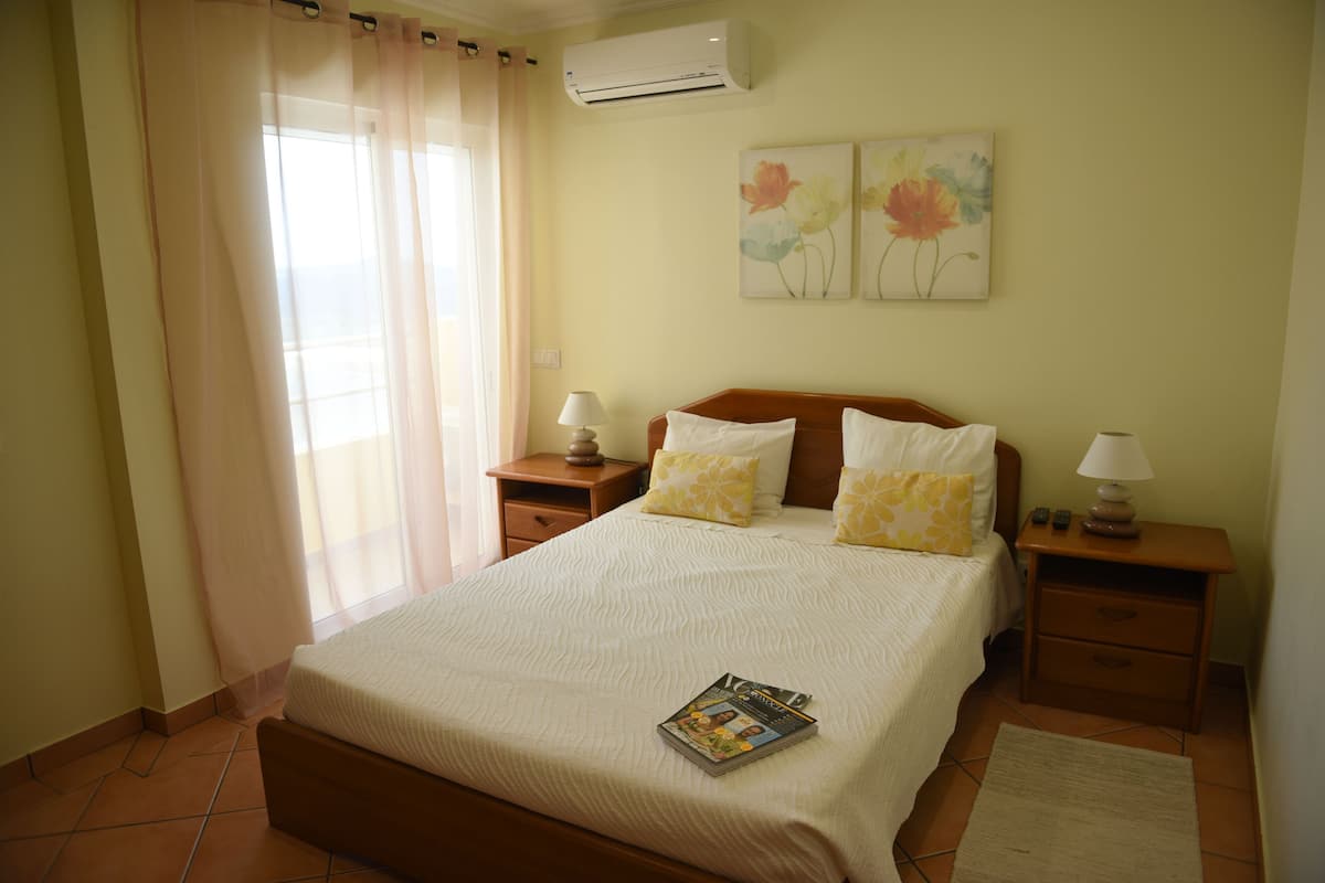 Quarto casal | 1 quarto, frigobar, cofres nos quartos, cortinas blackout