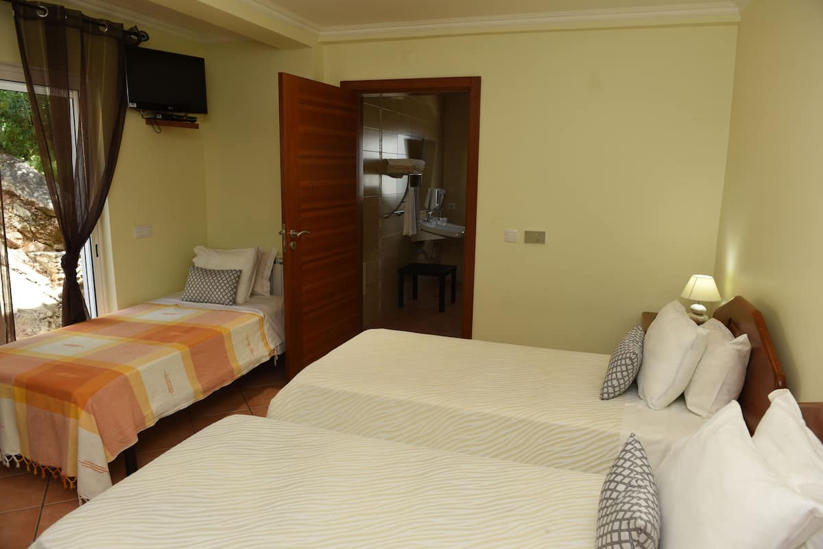 Quarto triplo | 1 quarto, frigobar, cofres nos quartos, cortinas blackout
