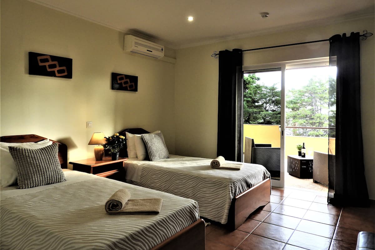 1 quarto, frigobar, cofres nos quartos, cortinas blackout